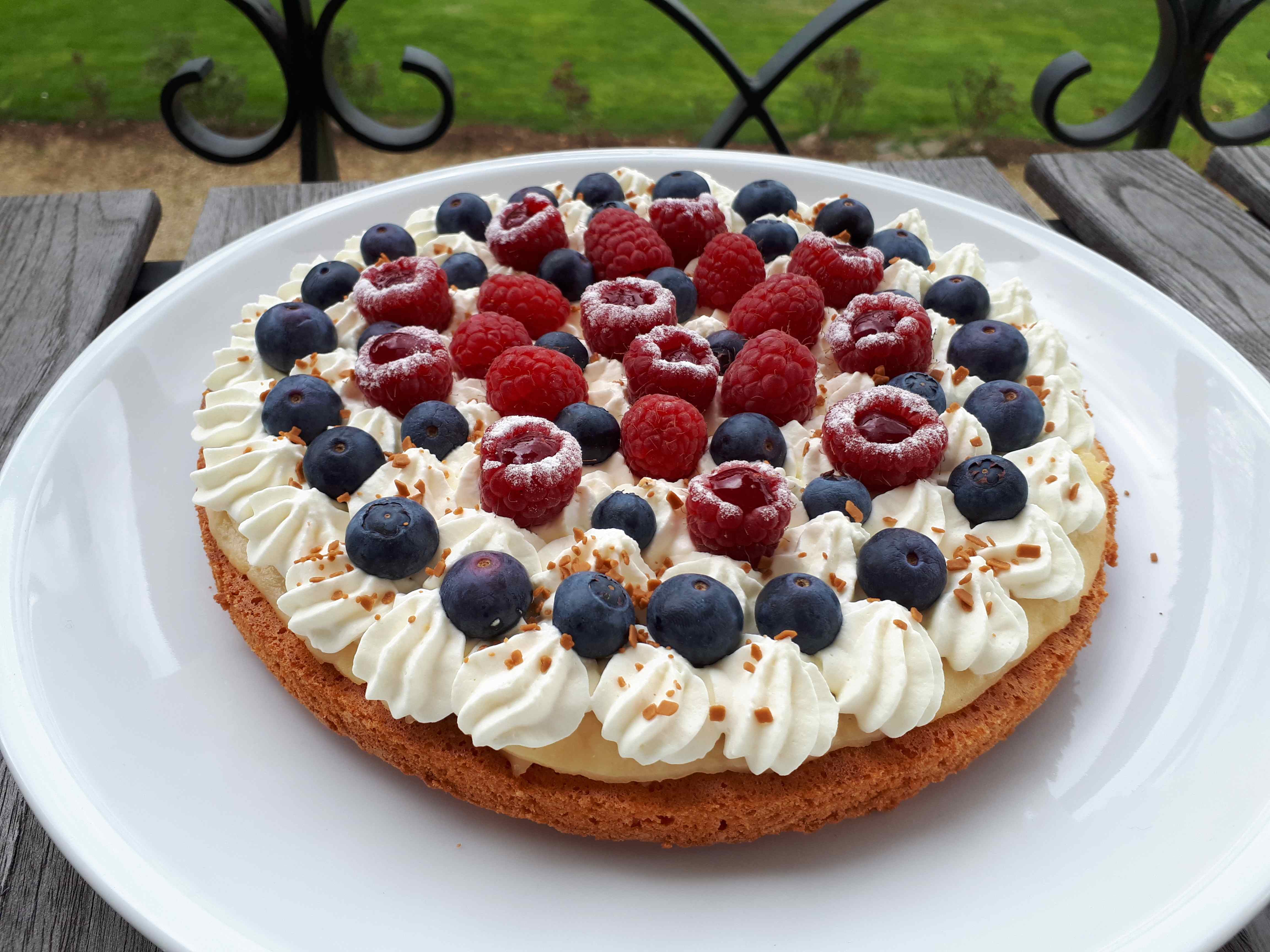 Recette de Mon Gâteau au Biscuits Roses Fruits Rouges - Saveurs de Sandrine