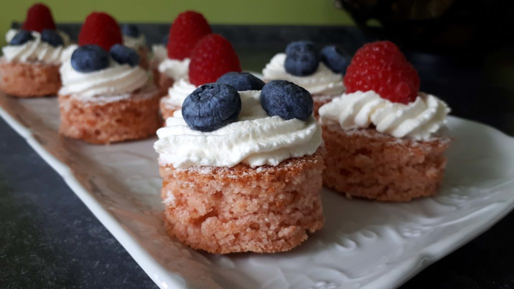 Recette de mes mini-biscuits roses framboises myrtilles - Saveurs de ...